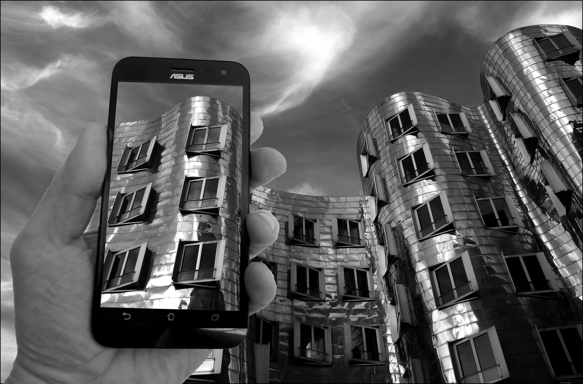 The Effects Of Mobile Phones On Our Lives - The Bright And Dark Sides
